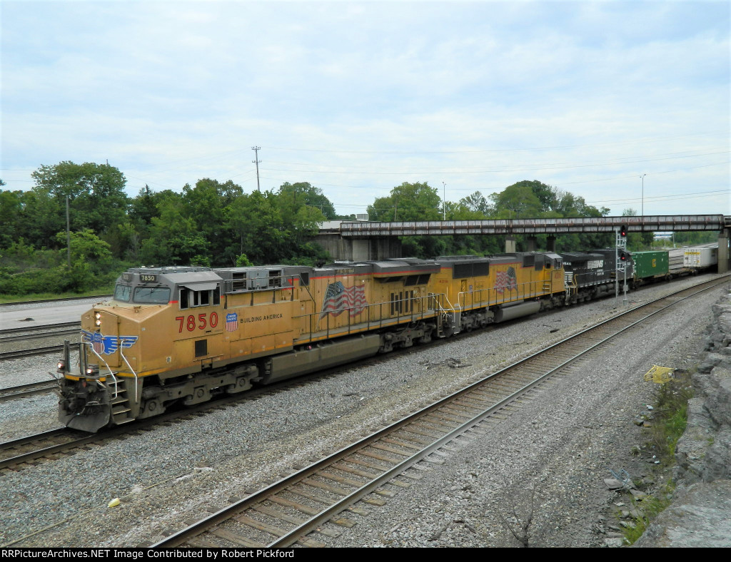 UP 7850 (AC45CCTE) UP 4216 (SD70M) NS 9546 (C40-9W)